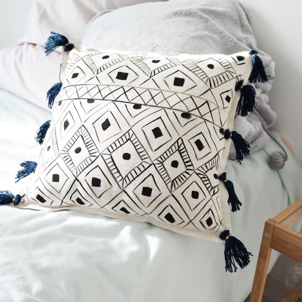 DIY - COUSSIN ETHNIQUE à POMPONS - Stacey Stachetti